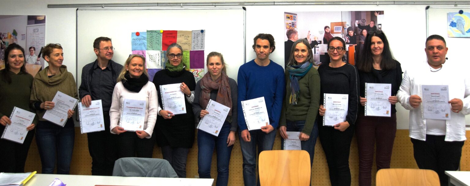 Geschafft: Das sind die neuen Absolvent*innen des ISOP-Lehrgangs zur ...